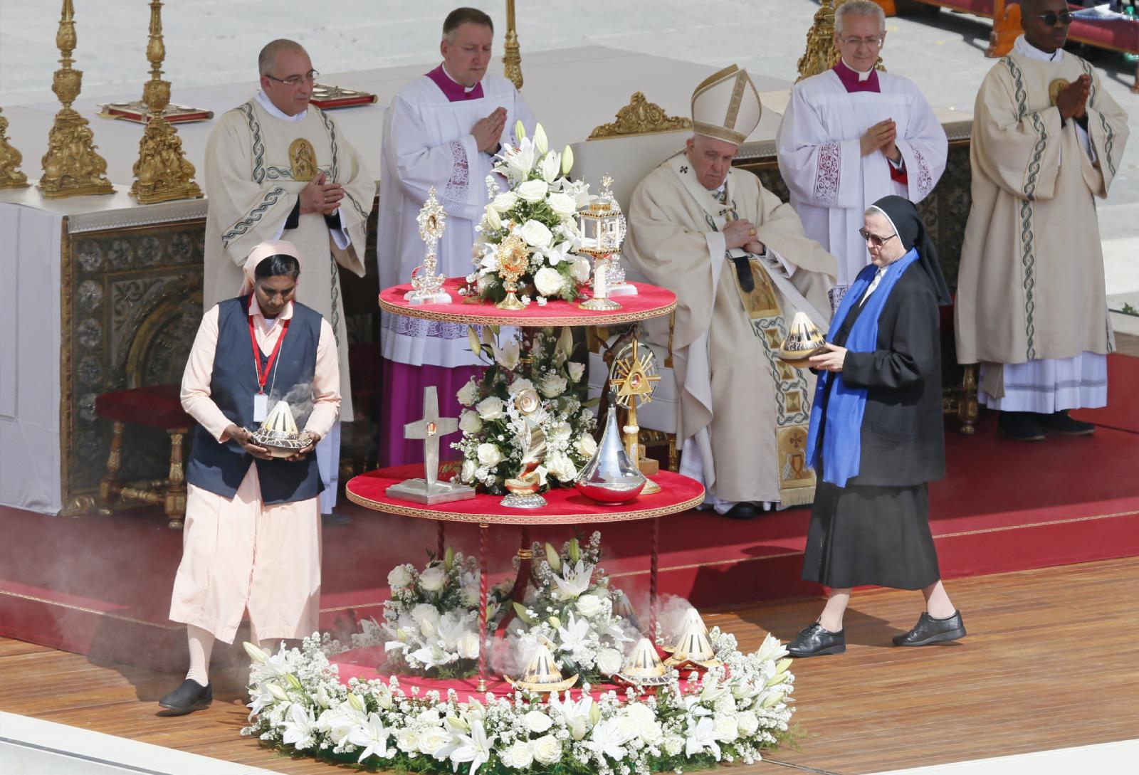 Saints’ lives prove God’s love for all, pope says at canonization Mass ...