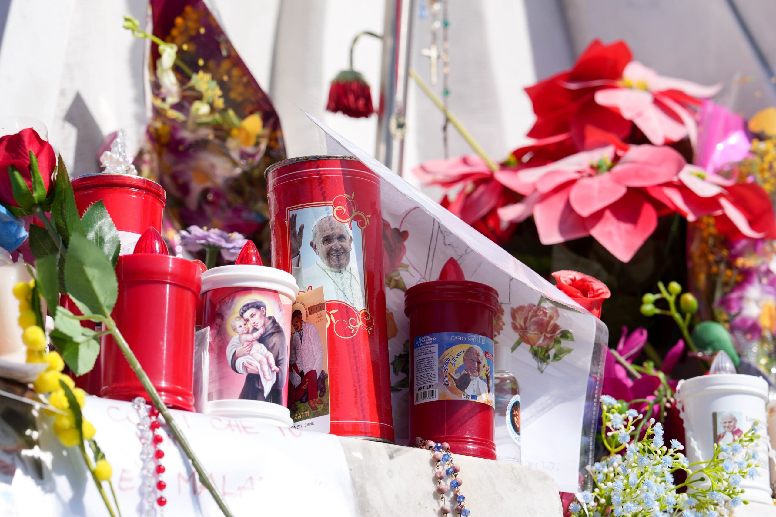 Pope's 'complex' condition remains stable; he continues to rest, work ...