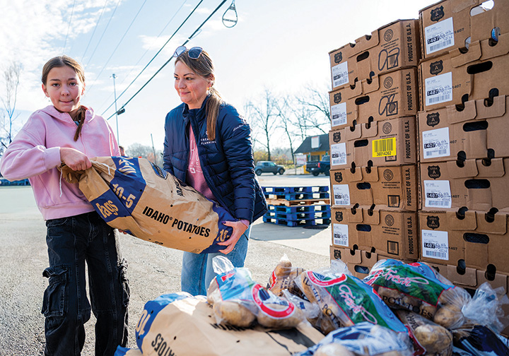 Thanksgiving meal distribution assists families in Wyandotte County ...